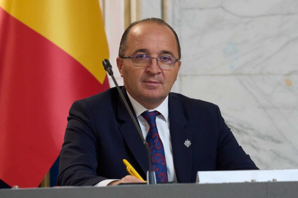 Deputatul AUR Petru-Gabriel Negrea intervine pentru profesorii Școlii ...